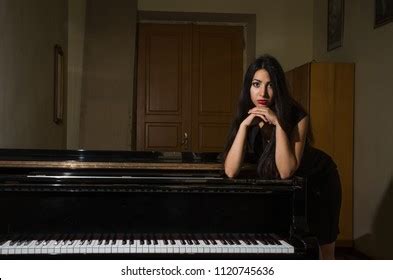 Naked Girl Piano Images Photos Et Images Vectorielles De Stock Shutterstock