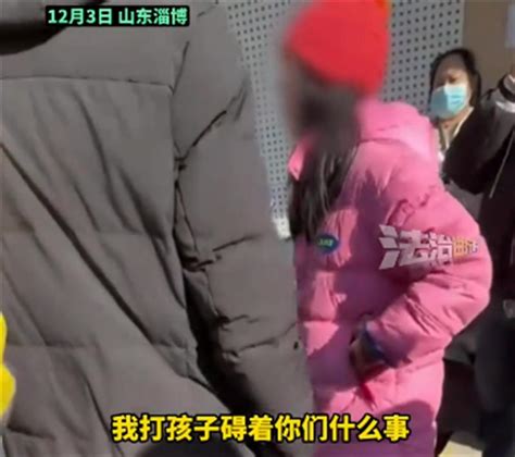 女子当街殴打1岁女儿，路旁店员保护孩子反遭责骂骚扰，警方和妇联介入 荆楚网 湖北日报网