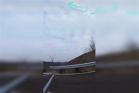 太要命了！如果骑手没刹住，下一秒大概率就是车毁人亡的悲剧。