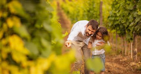 포도원의 아버지와 아들 아버지와 아들이 이야기하고 있다 사진 Unsplash의 사진술 이미지