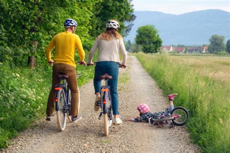 290 Niña Caer De Bicicleta Fotografías De Stock Fotos E Imágenes