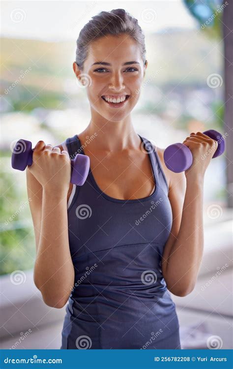 Obtenir Le Corps Qu Elle Veut Toujours Portrait D Une Jeune Femme Attrayante Travaillant Avec