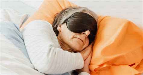 수면 마스크를 쓴 채 침대에 누워 있는 여자 사진 Unsplash의 취침 이미지