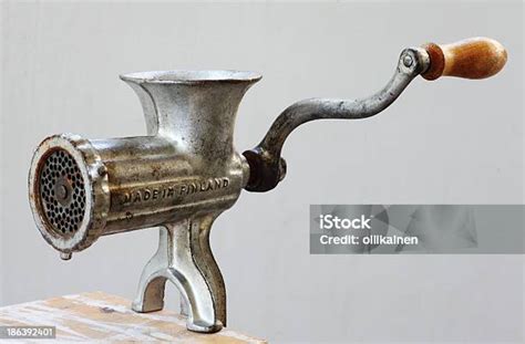 핀란드어 빈티지 고기류 분쇄기 및 명각 등의 인장 제조 기술을 발전시키고자 설립되었습니다 만든 핀란드에 0명에 대한 스톡 사진 및 기타 이미지 Istock