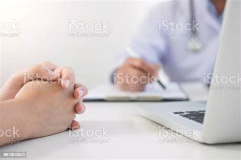 두뇌에 결과 환자의 문제에 대 한 영화 X 선 교수 의사 보고서 추천 환자 치료 방법 가리키기에 대한 스톡 사진 및 기타 이미지
