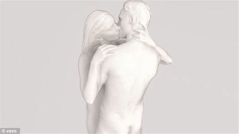 Virtual Sex on Bowies New Video Cosmopoliti com Χριστίνα Πολίτη