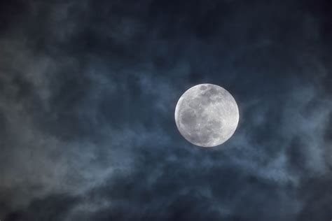 朧月・朧月夜の意味とは？使う季節はいつか、その使い方、由来や語源も エンタメlab