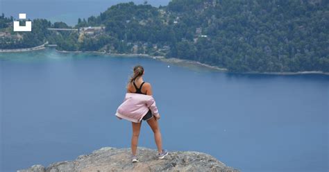 Mujer De Pie En El Acantilado Foto Imagen De Acantilado Gratuita En