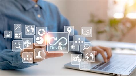 애자일 방법론 환경에서 작업하는 Devops 소프트웨어 개발 및 It 운영 엔지니어 컴퓨터 화면에 Devops 아이콘이 있고