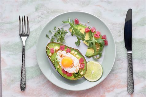 구운된 아보카도 햄 큐브 메 추 라 기 계란과 치즈 녹색 Rucola 샐러드와 함께 보트 0명에 대한 스톡 사진 및 기타 이미지