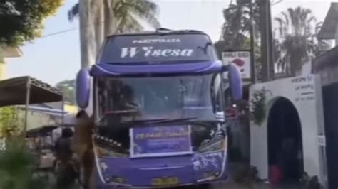 Viral Guru Ngamuk Hadang Dan Pukul Bus Telolet Diduga Suara Klakson