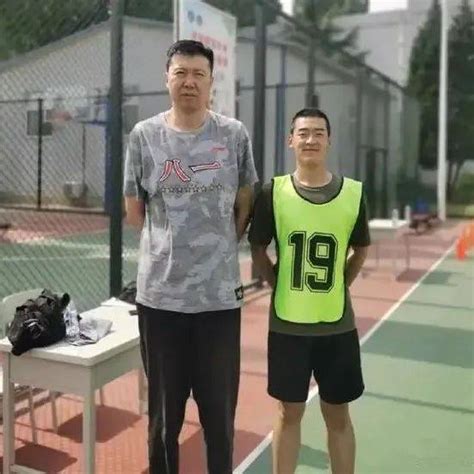 45岁王治郅当教官！身材健硕但面容苍老，二婚妻子小13岁北大硕士姚明篮球宋杨