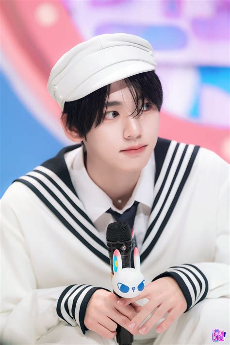 240630 Stayc Yoon Zb1 Yujin And Moon Sunghyun Inkigayo Mcs Kpopping