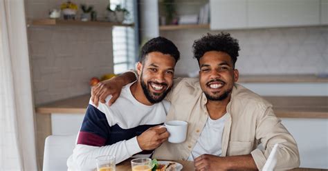 Foto Un Retrato De Hermanos Adultos Jóvenes Con Pizza En La Cocina En
