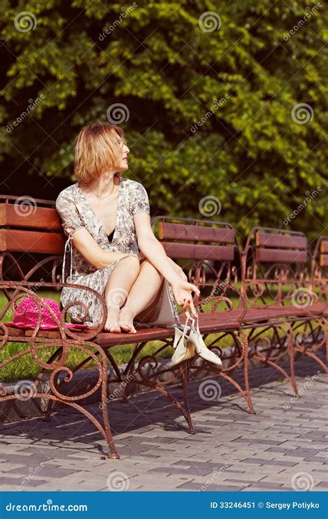 Meisje Met Rode Elementen Van Kleding Stock Afbeelding Image Of