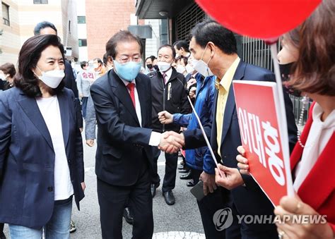 지지자들과 악수하는 홍준표 연합뉴스