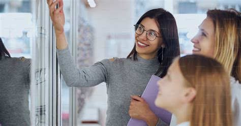 안경을 쓴 클립보드를 쓴 꽤 우아한 영업 관리자의 측면 모습 초상화 안경점에서 성인 여성과 딸과 이야기 사진 Unsplash의 렌즈 눈 이미지