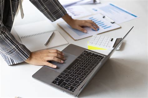 사무실에서 노트북으로 문서 작업을 하는 여성 사업가 재무 보고서 및 재무 투자 계획의 비즈니스 차트 분석 예산 회계 개발에 대한 스톡 사진 및 기타 이미지 Istock