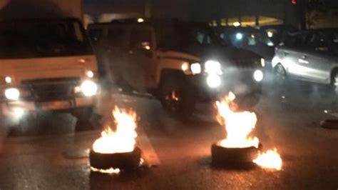 بالصور إحراق إطارات على جسر الرينغ احتجاجاً على انقطاع التيار