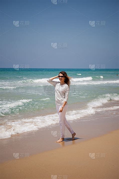一个欧洲女孩在海滩上玩得很开心。
