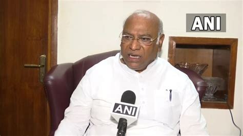 खड़गे या थरूर संकट के दौर से गुजर रही कांग्रेस को आज मिलेगा नया अध्