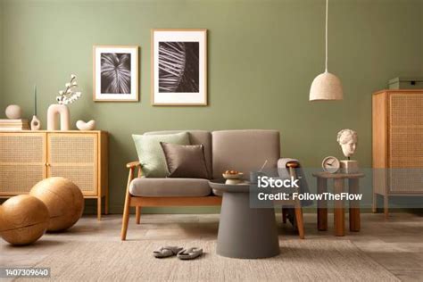 세련된 거실 인테리어 구성 현대 스칸디 소파 모의 프레임 나무 Commode 및 창조적 인 개인 액세서리 유칼립투스 녹색 벽 템