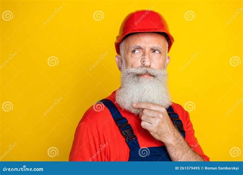 Foto De Un Hombre De Alto Rango De Ensueño Serio Vestido Uniforme