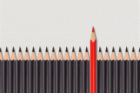 검은 연필의 그룹의 사이에서 빨간 연필입니다 회색 질량 중 뛰어난 마음의 개념 4분염색체에 대한 스톡 사진 및 기타 이미지