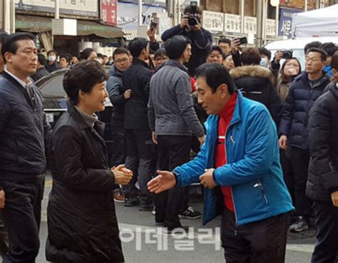 朴槿惠时隔35天视察政治故乡 露面仅15分钟