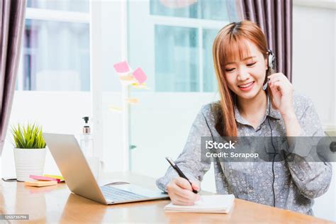 헤드폰 콜 온라인 컨퍼런스 화상 콜 미팅을 착용한 비즈니스 우먼 고객에 대한 스톡 사진 및 기타 이미지 고객 기업 비즈니스