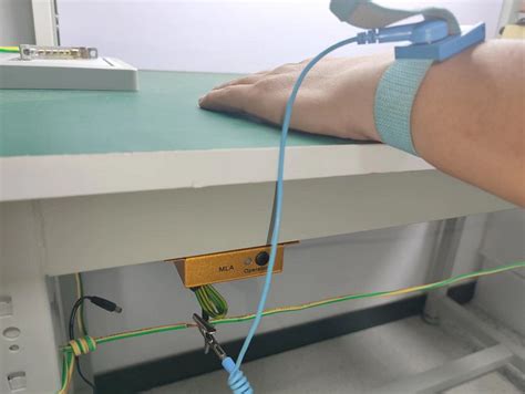 如果一个人佩戴了静电手环穿着静电服，全是袖子卷起来了。组装静电敏感设备时，是否存在esd损坏的风险？ 深圳市正飞科技企业官网