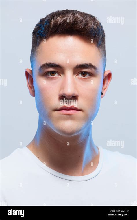 Tête Et épaules Style Portrait Dun Jeune Homme De Race Blanche Model