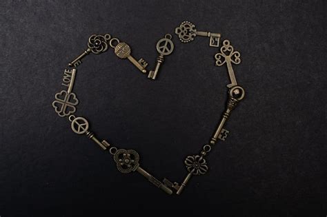 Las llaves de metal retro forman una forma de corazón Foto Premium