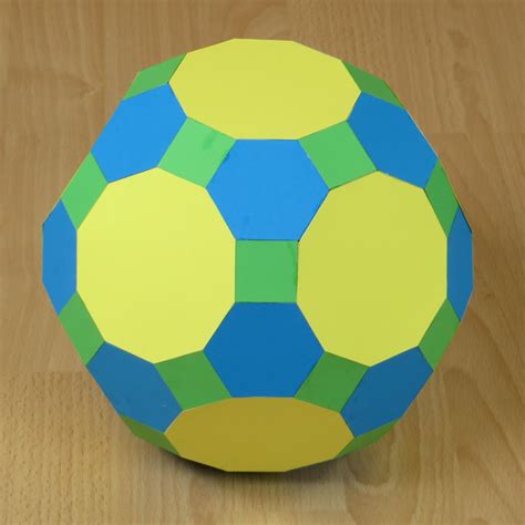 Modelo De Papel De Un Icosidodecaedro Truncado