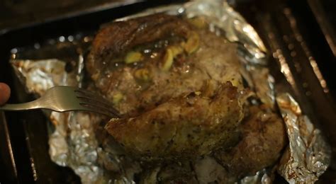 Свинина в духовке — 8 простых и вкусных рецептов запеченного мяса