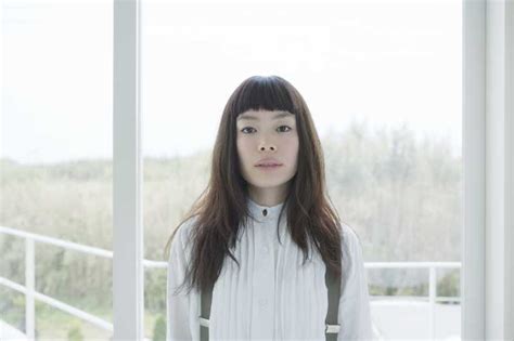 海滩上的女孩图片 在海滩上吹着海风的女孩素材 高清图片 摄影照片 寻图免费打包下载