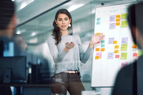 현대 사무실 회의실에서 동료들에게 프리젠 테이션을 제공하는 사업가의 샷 프리젠테이션 연설에 대한 스톡 사진 및 기타 이미지 프리젠테이션 연설 코치 모임 Istock