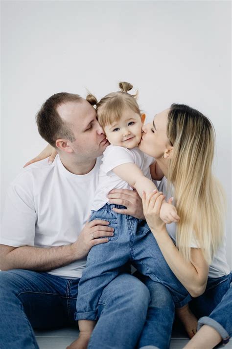 Семейная в студии идеи минимализм джинсы Couple Photos Photo Couples