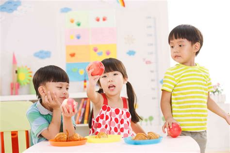 幼儿园儿童在吃早餐 包图企业站