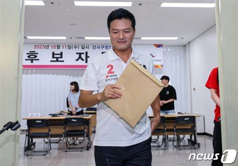 취재진 질문 답하는 김태우 네이트 뉴스