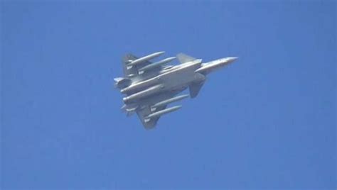 殲20戰機新式掛架亮相，單個掛架能攜帶2枚飛彈，火力已成倍提升 每日頭條