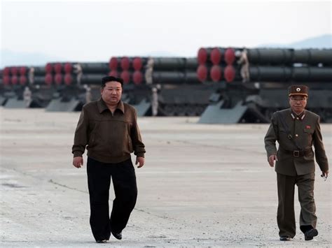 北韓展示超大型火箭砲 金正恩下令「狠抓核武」