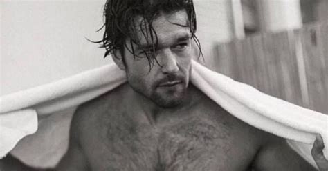 A Gazeta Galã Sergio Marone exibe corpão sarado e foto quase mostra