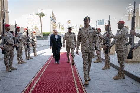 جريدة الرياض قائد القوات المشتركة يلتقي رئيس مجلس القيادة الرئاسي اليمني