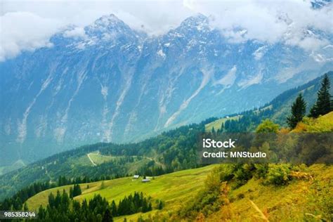 산 숲 및 작은 바바리아 마을 거리의 아름 다운 풍경입니다 백그라운드에서 장엄한 산들과 바이에른 알프스의 아름 다운 보기 0명에 대한 스톡 사진 및 기타 이미지 Istock