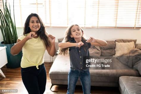 Tween Girls Singing Photos And Premium High Res Pictures Getty Images