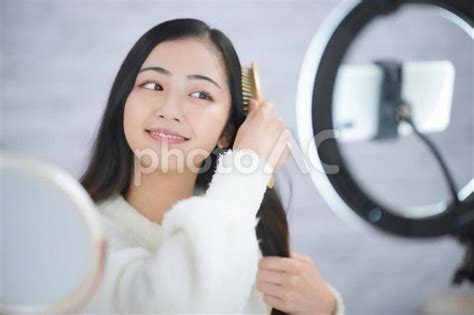 髪をブラッシングする女性 No 23769612｜写真素材なら「写真ac」無料（フリー）ダウンロードok