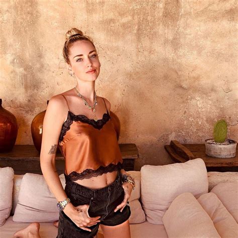 Chiara Ferragni Poses Braless нашлось 68 Фотo
