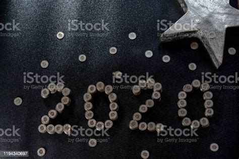 컨셉을 위한 실버 스타가 있는 검은 색 반짝이는 땅에 스위스의 동전으로 만든 새해 2020 그래픽 좋은 소식에 대한 스톡 사진