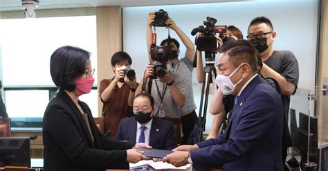 선서문 전달하는 김현아 Sh 사장 후보자